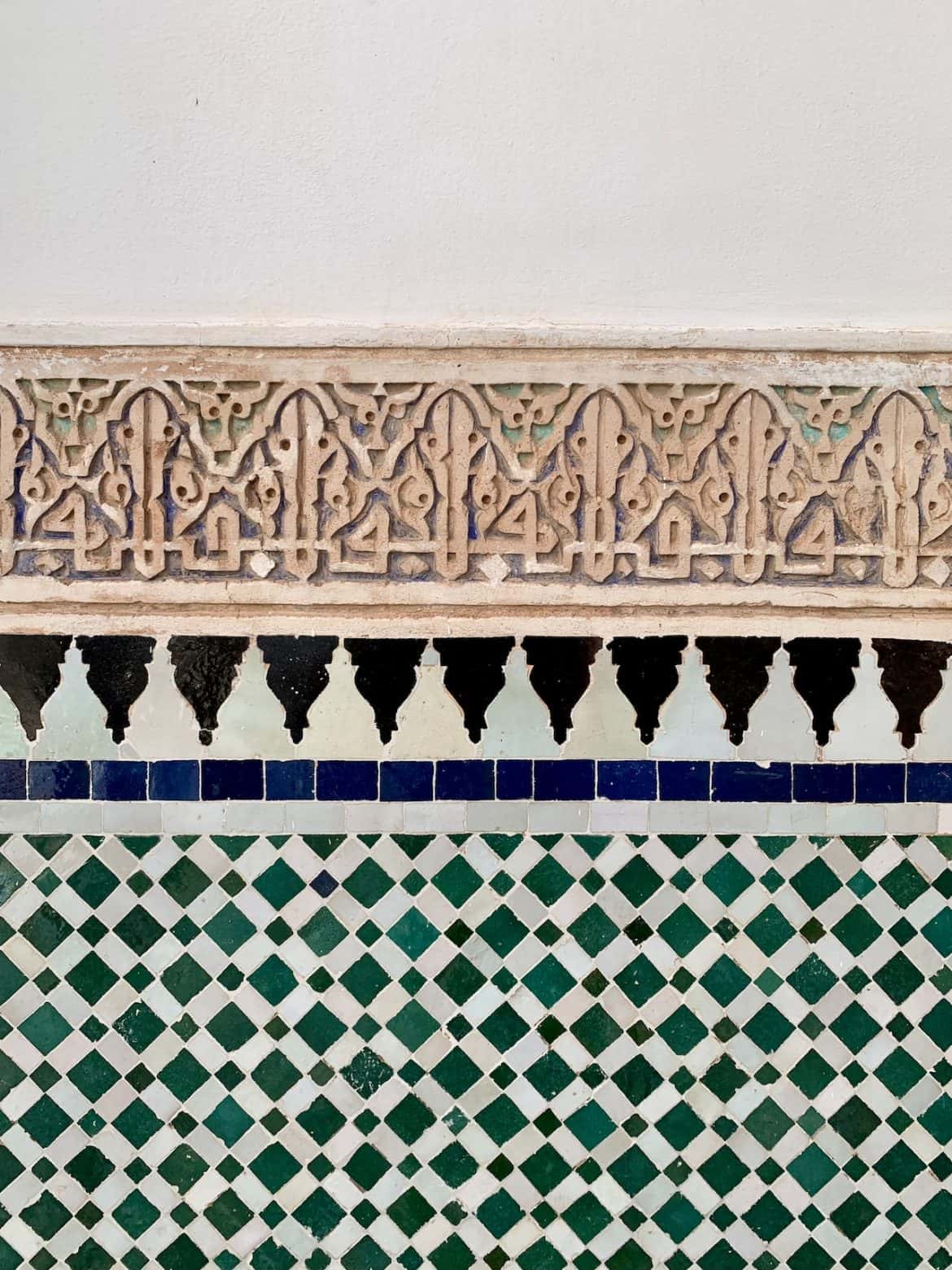 10 Elegant Half Wall Tile Designs for the Living Room